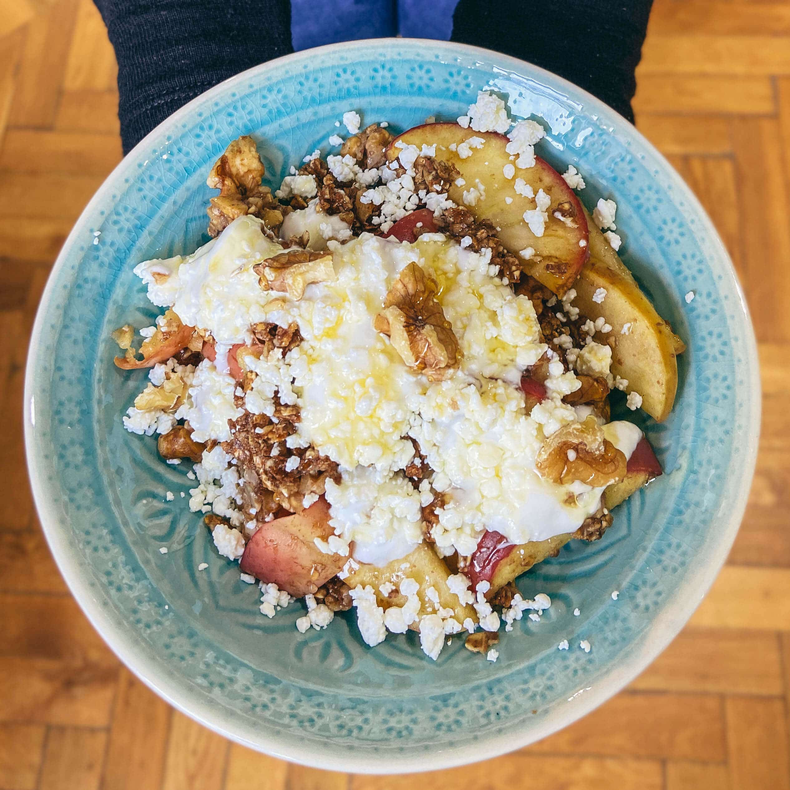 Dušená jablka s křupavými ořechy a skořicí na medu | Restartujem®